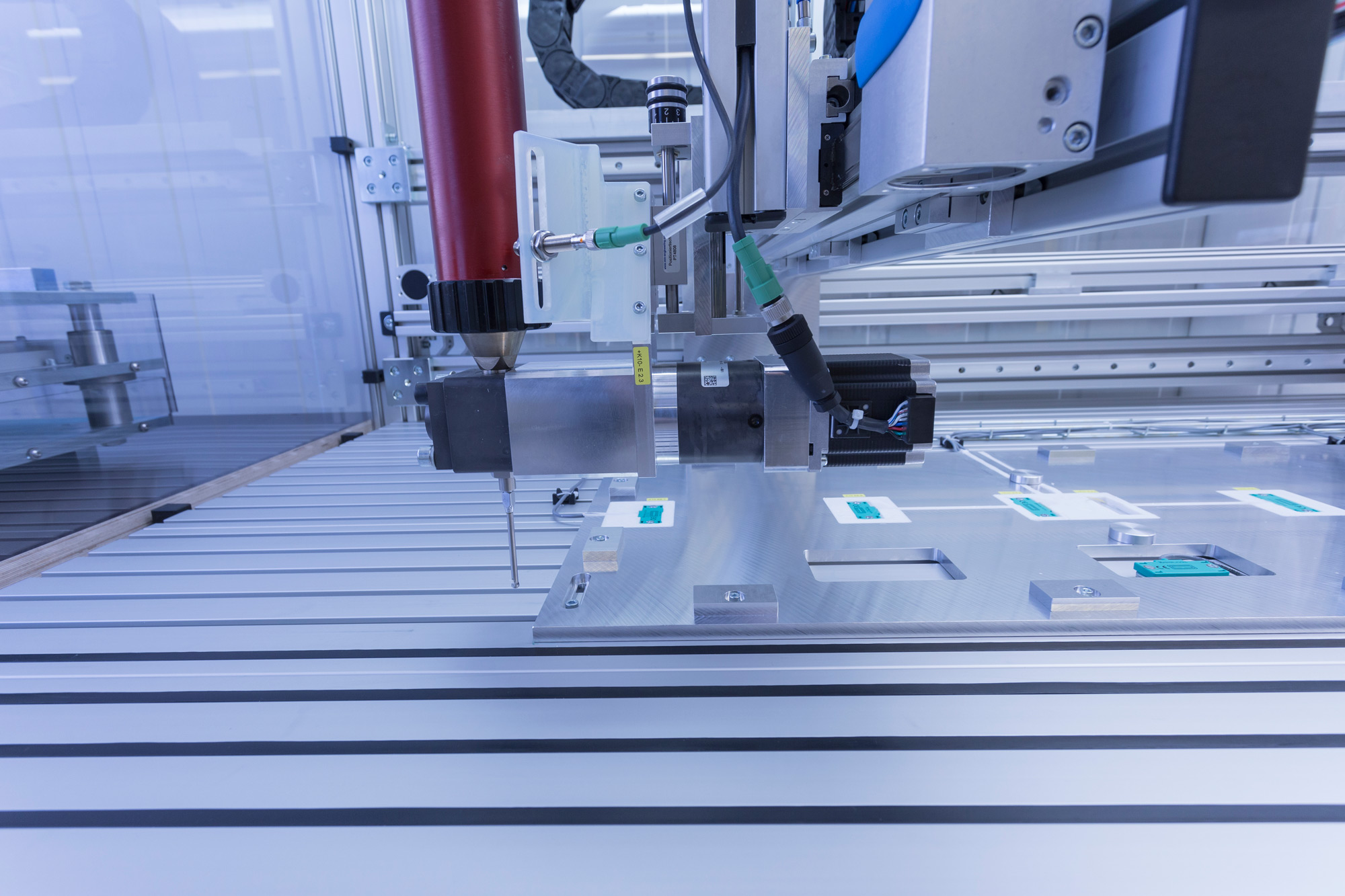 CNC-adhesive-sealant-dispensing-kontur-klebstoff-auftrag-17-web | Technicon